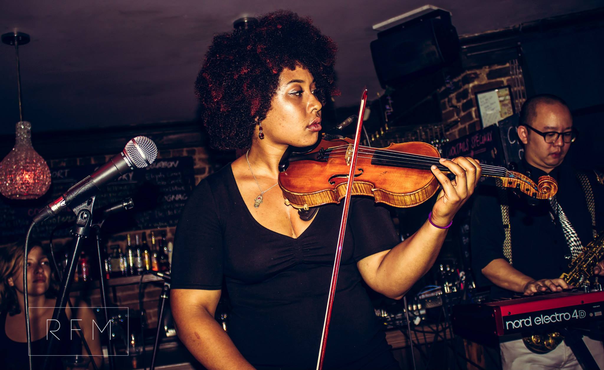 La rappeuse Kayiri rend un vibrant hommage à Prodigy au violon - HHQC