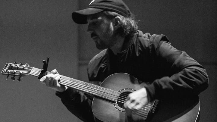 Jay Scøtt sort sa guitare pour revisiter «Ça que c’tait» d’Alaclair ...